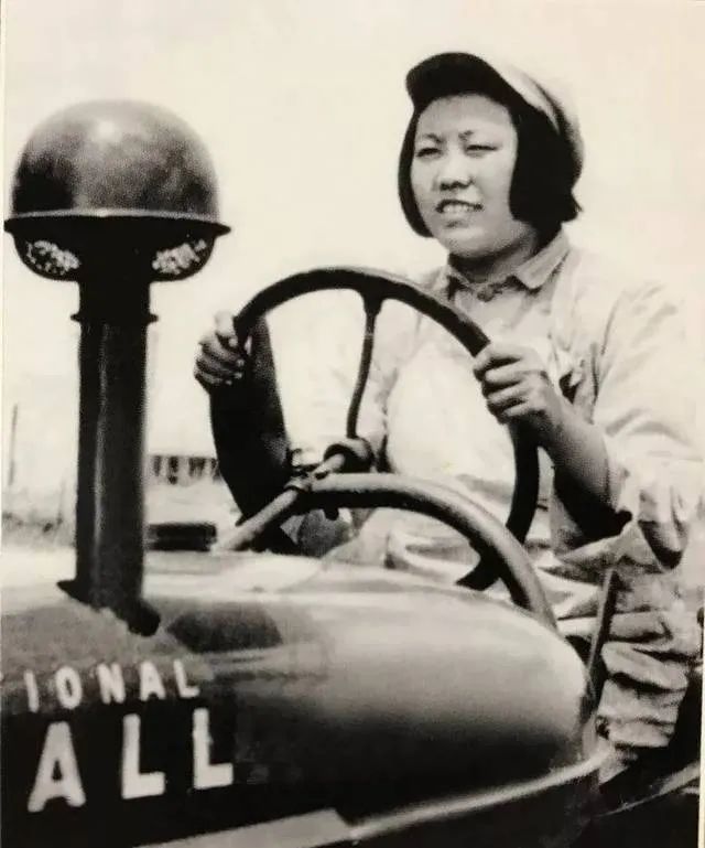 新中国第一代女拖拉机手：在北大荒耕起了草原万里_腾讯新闻