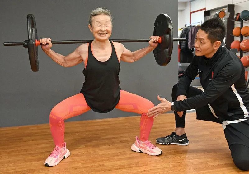 她65岁开始健身，87岁当健身教练，这位90岁奶奶也太硬核了吧！腾讯新闻