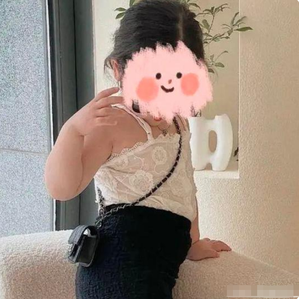 4岁小女孩凭借 奶辣风”走红，穿高跟鞋和紧身衣，恕我无法欣赏腾讯新闻