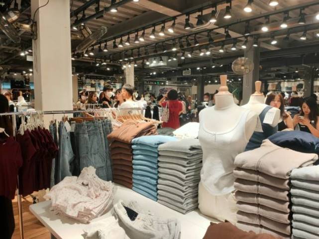 “BM女孩”│只有一个尺码的BM，贩卖了多少身材焦虑？我们去上海门店探了探_腾讯新闻