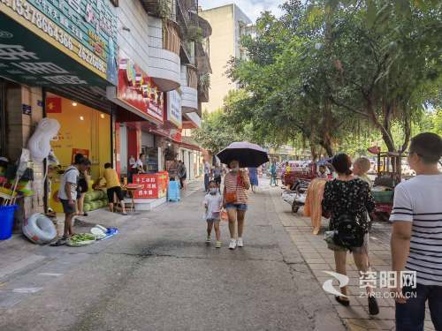 流动摊贩占道经营 地面油污影响市容腾讯新闻