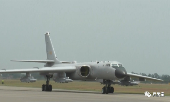 轰6K满挂YJ12拉练，机务钻进气道检查，单架或可“团灭”航母编队_腾讯新闻