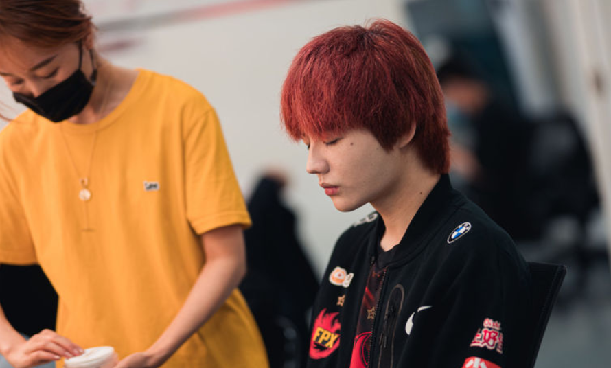 FPX完胜V5，Doinb赛场黑科技让小虎无法接受！“格温也能打中？”_腾讯新闻