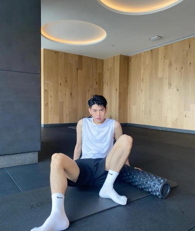 活捉一枚白袜少年，白袜控的福利哦腾讯新闻
