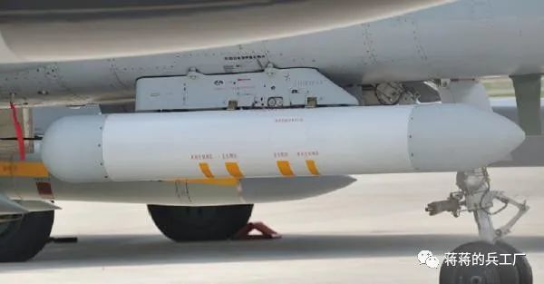 双料王牌邱麟辉驾驶歼-16发射KD-88空地导弹攻击海上靶标_腾讯新闻