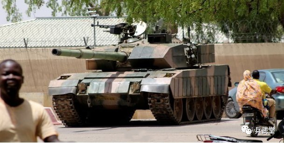 买不起VT4怎么办非洲朋友拿出59改，反应装甲125mm火炮不输96A_腾讯新闻