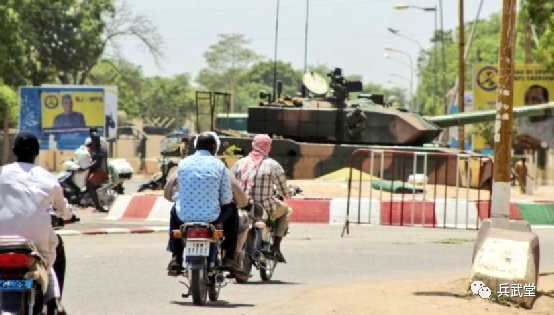 买不起VT4怎么办非洲朋友拿出59改，反应装甲125mm火炮不输96A_腾讯新闻