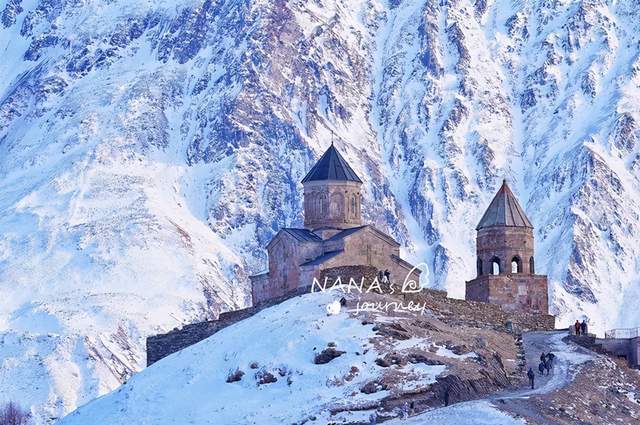 世界最孤独的雪山教堂，格鲁吉亚招牌景点，道路艰难视天气而定_腾讯新闻