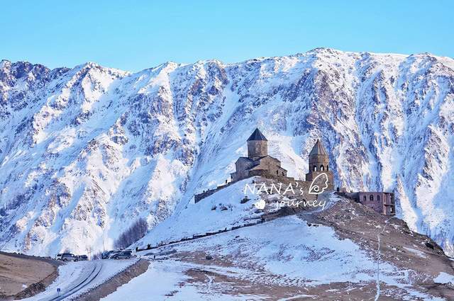 世界最孤独的雪山教堂，格鲁吉亚招牌景点，道路艰难视天气而定_腾讯新闻