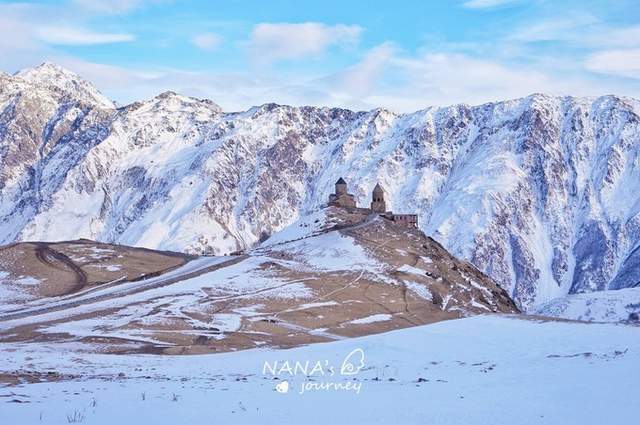 世界最孤独的雪山教堂，格鲁吉亚招牌景点，道路艰难视天气而定_腾讯新闻