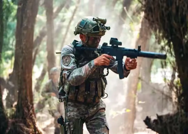 精锐尖兵为何不用191短突？解放军装备的新冲锋枪亮眼，魅力真大_腾讯新闻