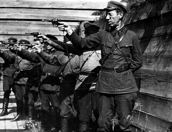 黑色神话下的NKVD：不仅是督战队也是战斗队，更是卫国战争的英雄_腾讯新闻