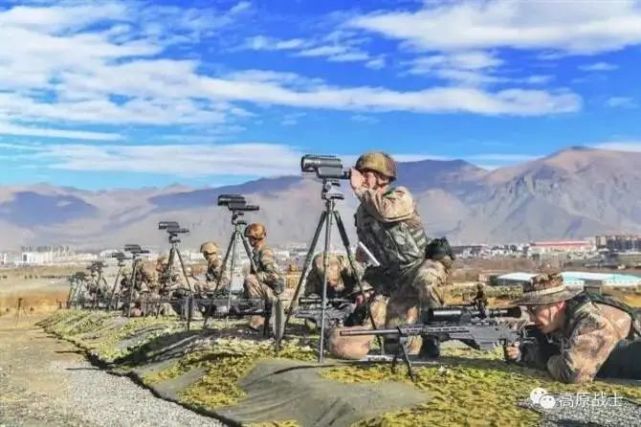 新疆军区全装荒漠星空迷彩部队砺剑高原：已列装QBU203型“高精狙”_腾讯新闻
