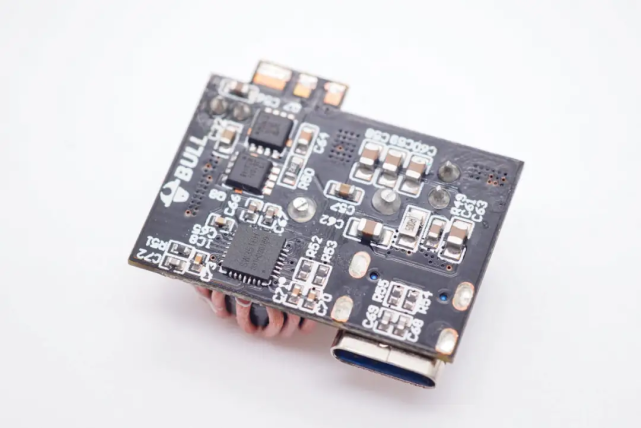 公牛65W三口快充插线板拆解，内置两颗智融SW3516芯片_腾讯新闻