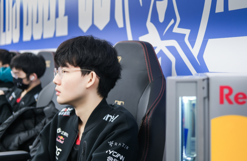 DK狂喜？EDG和GENG打出“喂饭局”，AJ吐槽：VIPER太能送了_腾讯新闻