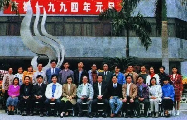 南方周末创始人左方逝世，让我们泪流满面的不是新年献词_腾讯新闻