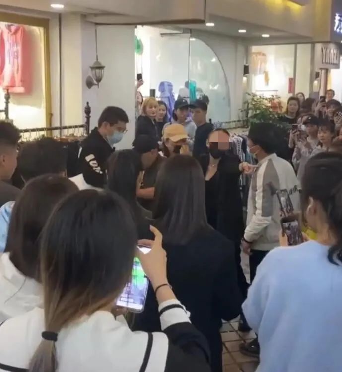 龙港街头抓奸视频！现场一度混乱腾讯新闻