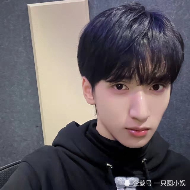 严浩翔好勇敢，小时候就敢把老虎抱腿上，还淡定拍照