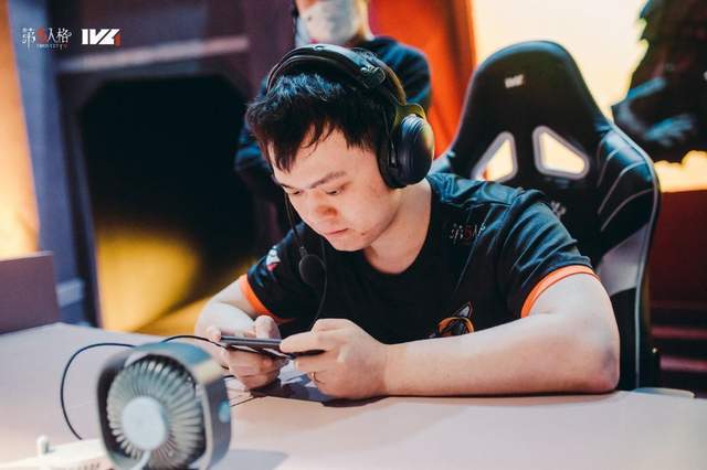 IVL秋季赛：Wolves迎战强敌Gr，Alex发挥尤为关键！_腾讯新闻