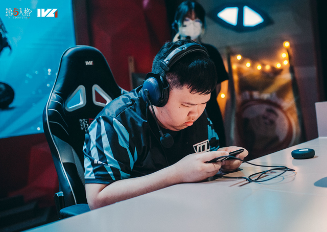 IVL秋季赛：Wolves迎战强敌Gr，Alex发挥尤为关键！_腾讯新闻