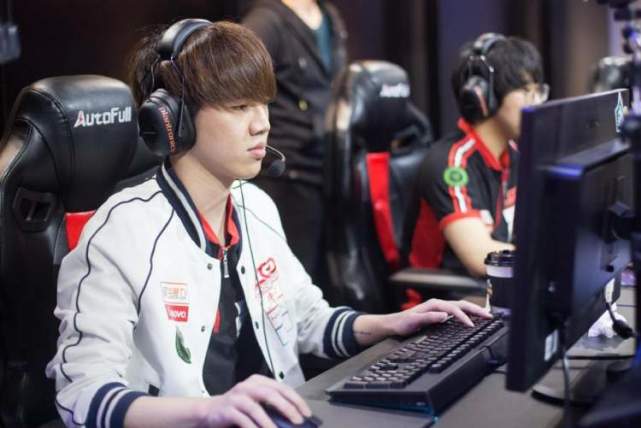 解说PYL：接触英雄联盟超过十年了，这种感觉就是热爱！【魔都电竞人】EP38_腾讯新闻