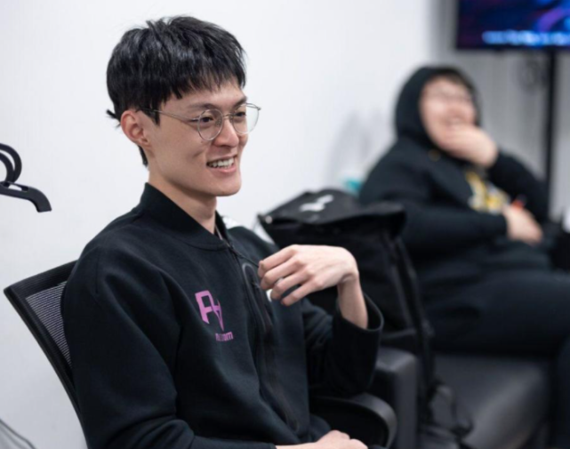 FoFo私生活混乱谈多个女友？多名女生发帖影响到FoFo转会_腾讯新闻