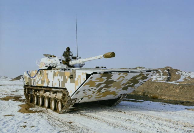 中国05式VS美国AAV7，两栖战车火力对比，大炮对机枪美军毫无优势_腾讯新闻