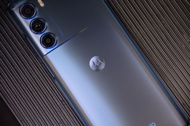 首发仅1799元！moto edge S30深度评测：顶级LCD屏幕还有骁龙888＋_腾讯新闻