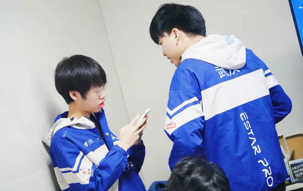 eStar夺冠，FMVP归属引热议：花海当真不配吗？玩家为坦然鸣不平_腾讯新闻