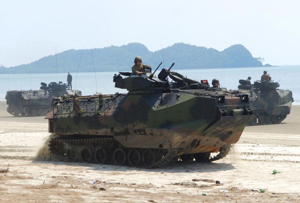 罕见一幕：中美两栖战车同场竞技，VN16开足马力，美AAV7望尘莫及_腾讯新闻