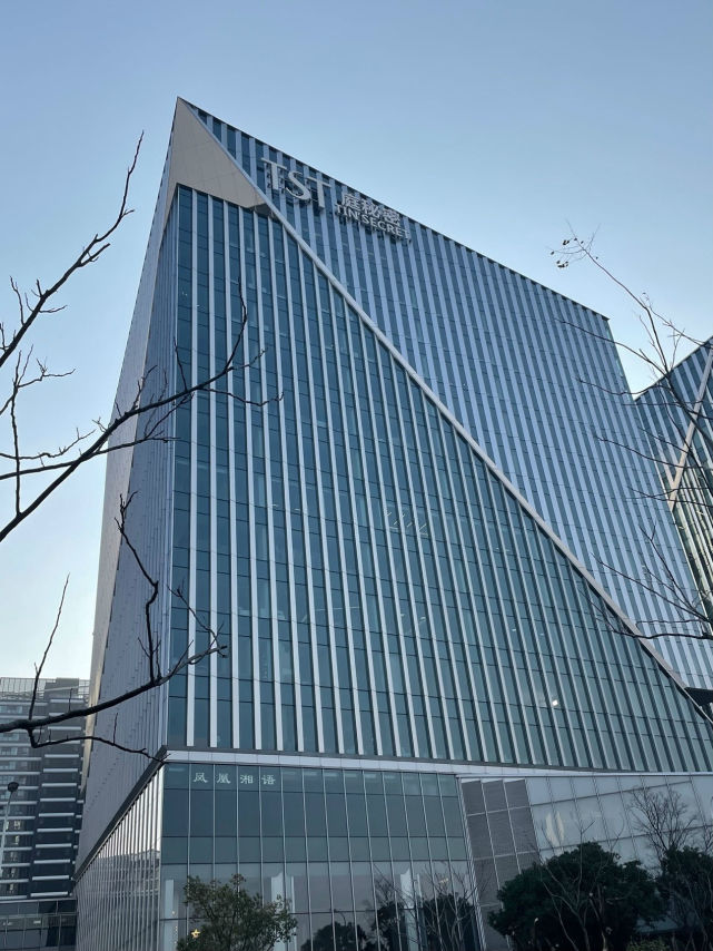 实地探访上海TST总部大楼：员工正常办公，保安严格把守禁止外人进入_腾讯新闻
