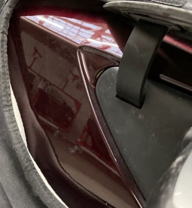 深红配色特斯拉Model Y新车现身 涂层数多达8层 不怕小剐蹭了_腾讯新闻