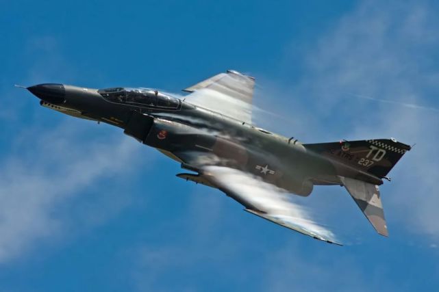 越南战争空战：高富帅和泥腿子，F-4真被米格战斗机暴打吗？_腾讯新闻