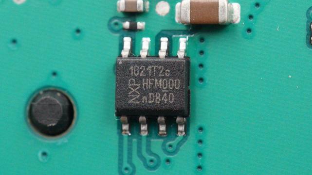 20多万的特斯拉Model Y，自带的无线充电模块用料如何？拆解给你看_腾讯新闻