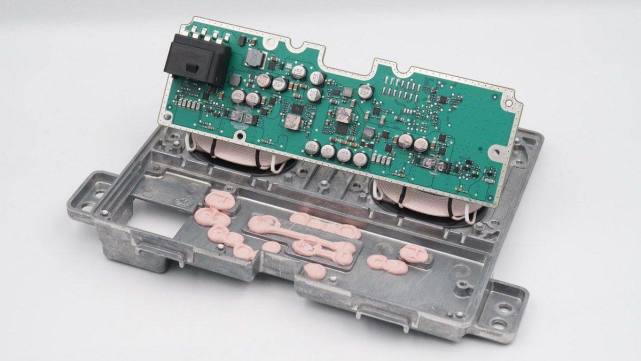 20多万的特斯拉Model Y，自带的无线充电模块用料如何？拆解给你看_腾讯新闻