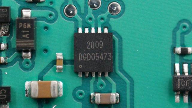 20多万的特斯拉Model Y，自带的无线充电模块用料如何？拆解给你看_腾讯新闻