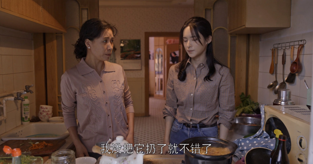 锅姨饰演者刘丹，生活照阳光明媚，剧中阴森一笑能把人送走 腾讯新闻