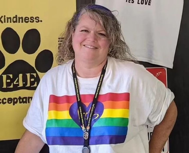 美国两名教师引导11岁女孩“承认”自己是男孩，其母怒而提告_腾讯新闻