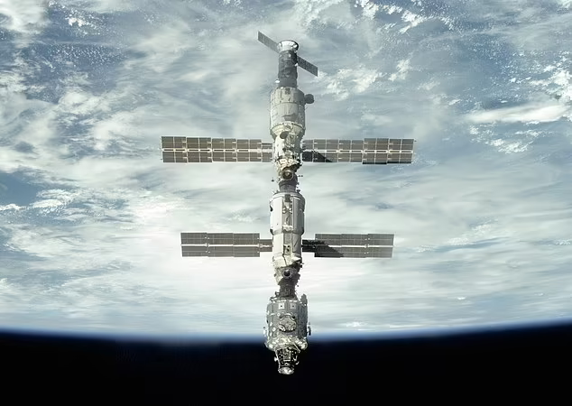 NASA宣布计划2031年摧毁国际空间站，残骸坠入南太平洋_腾讯新闻