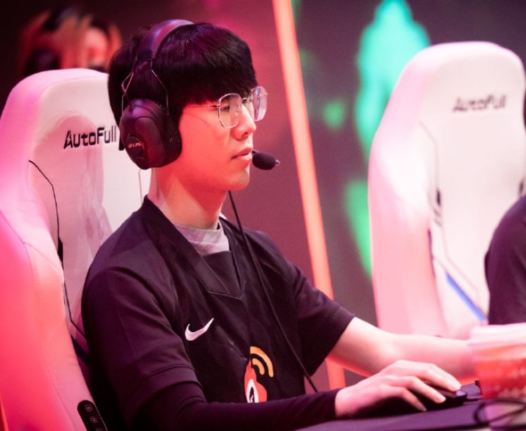 WBG2-1击败LNG，升至LPL第一！Theshy纳尔1V2反杀1人_腾讯新闻