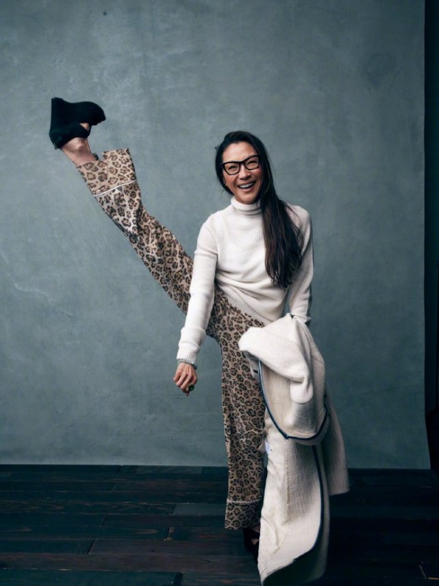 杨紫琼主演的《瞬息全宇宙》发布中文预告 功夫女侠拯救宇宙_腾讯新闻