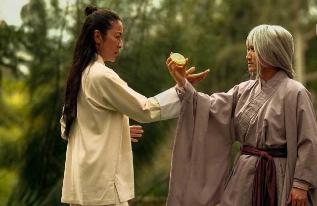 杨紫琼主演的《瞬息全宇宙》发布中文预告 功夫女侠拯救宇宙_腾讯新闻