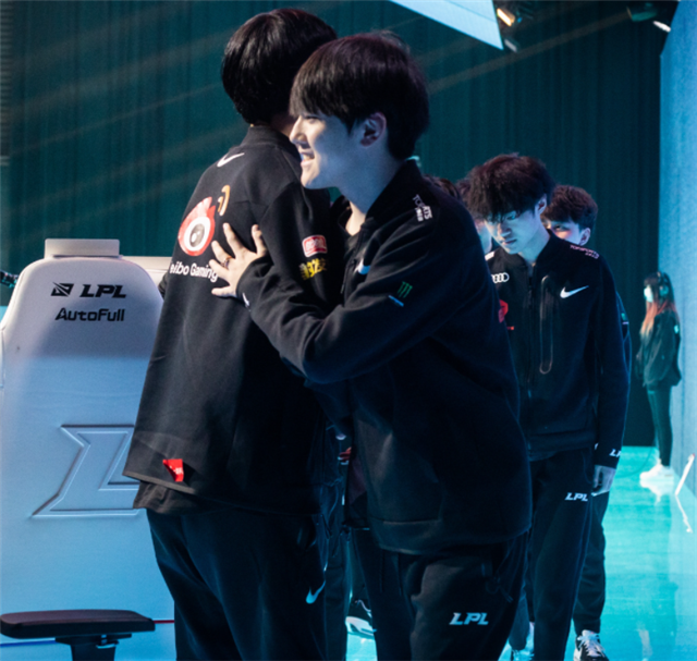 没想到老IG如此相聚，宁王肉鸡庆生，jkl和theshy赛场拥抱_腾讯新闻