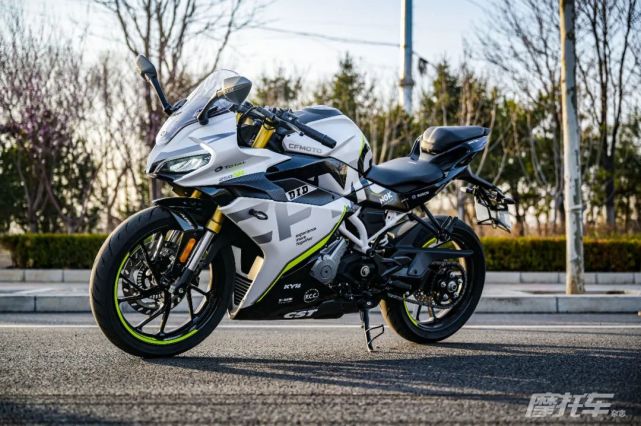 车评特辑：更轻更准，更精致的春风250SR赛道版MY22，单摇臂好看又好用！_腾讯新闻