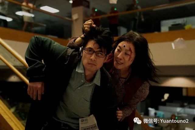 杨紫琼新片《瞬息全宇宙》海外上映，票房口碑双丰收，网友：超级无敌想看_腾讯新闻