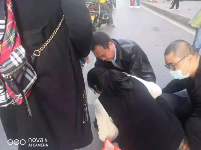 摩托司机突然倒地抽搐，这时，一名“黑衣人”飞奔而至_腾讯新闻