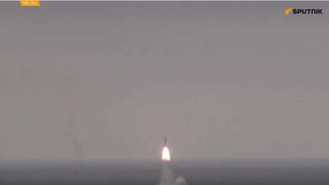 俄太平洋舰队两艘新型潜艇，在日本海发射口径巡航导弹_腾讯新闻