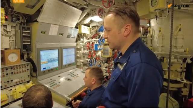 俄太平洋舰队两艘新型潜艇，在日本海发射口径巡航导弹_腾讯新闻