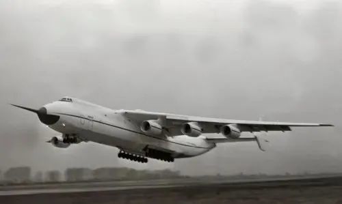 “死”于俄乌冲突的安-225：曾是世界最大的运输机，生于太空竞赛时代_腾讯新闻