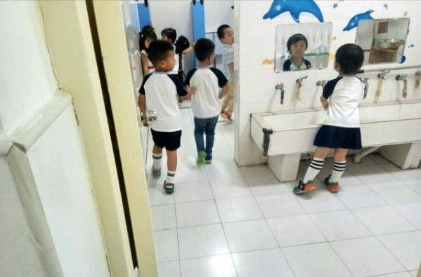 为什么幼儿园厕所不分男女，是共用的？有两点原因，家长要知道 腾讯新闻